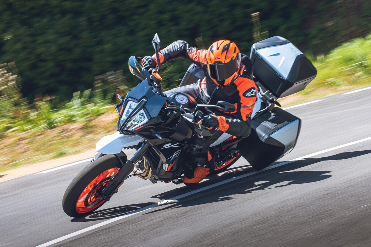 KTM 890 SMT: le caratteristiche, come va e il prezzo - Anteprima, Prova e Foto - Dueruote